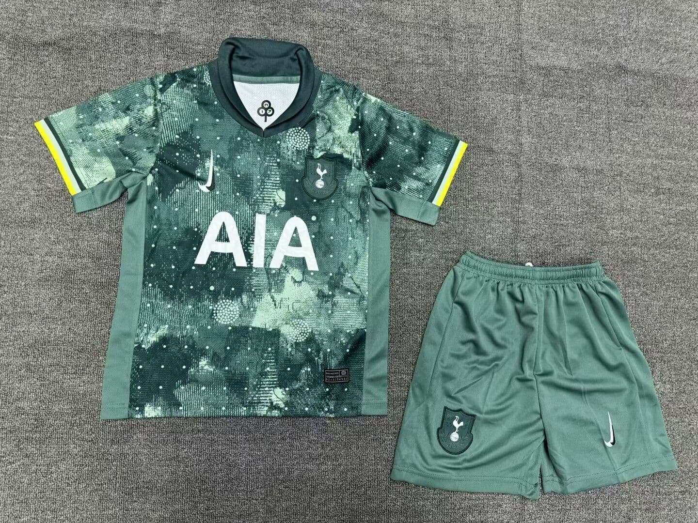 Tottenham Kid Kit | 36 | Red | Legends Gallery